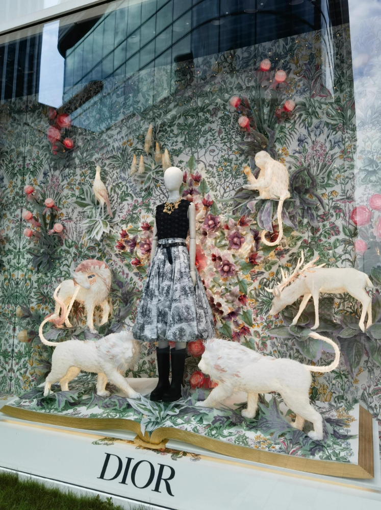 DIOR Window Display – LE BONHEUR